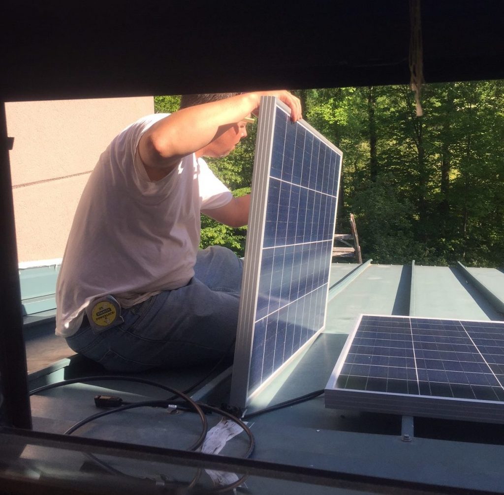 Tre Sexton installing solar-panels | Making Connections News